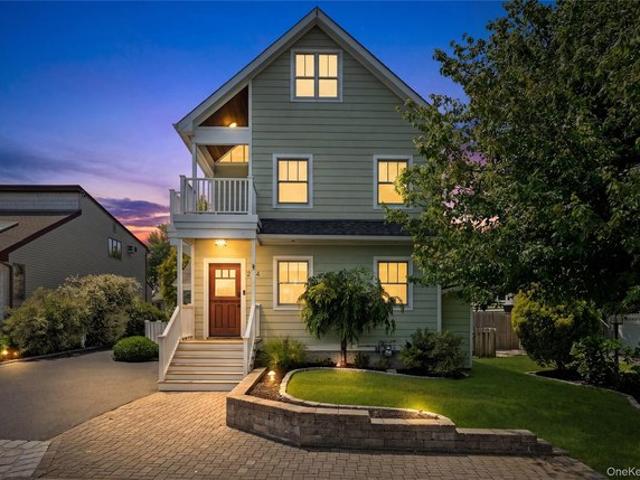 2544 Riverside Ave, Seaford, NY 11783