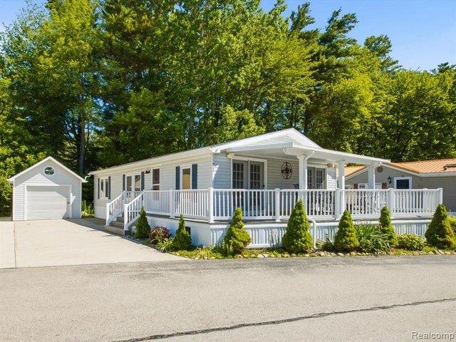 2545 Lakeshore Rd, Applegate, MI 48401