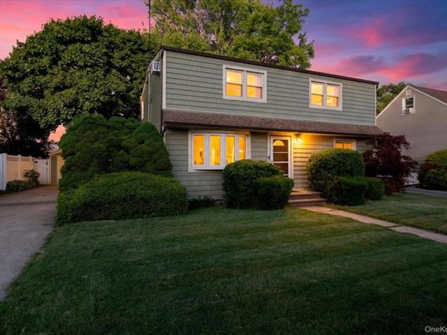 2545 Sycamore Ave, Wantagh, NY 11793