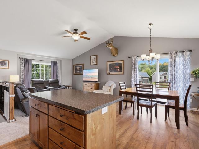 2548 th Bay Street W
