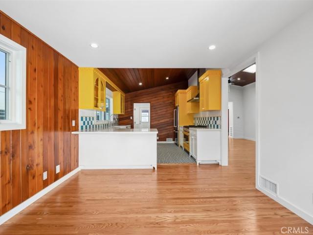 2549 N Beachwood Drive