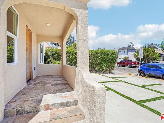 2541 Carmona Avenue