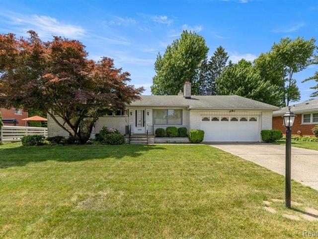 25429 Graceland Cir, Dearborn Heights, MI 48125