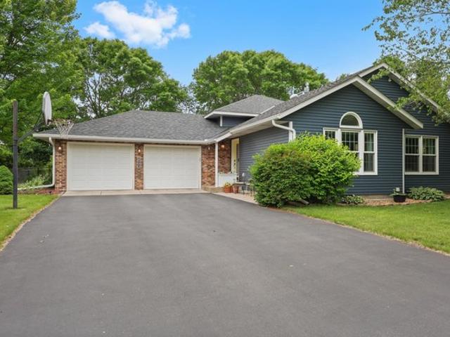 2543 Colony Cir, Saint Cloud, MN 56303