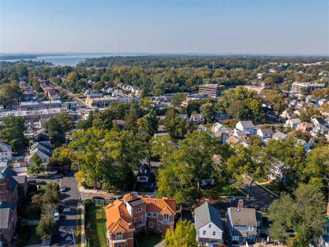 254 04 West End Drive | Compass