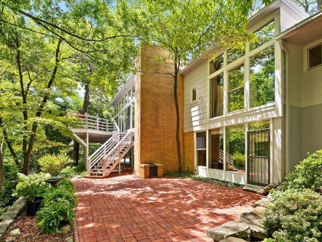 2554 Crestwood Drive