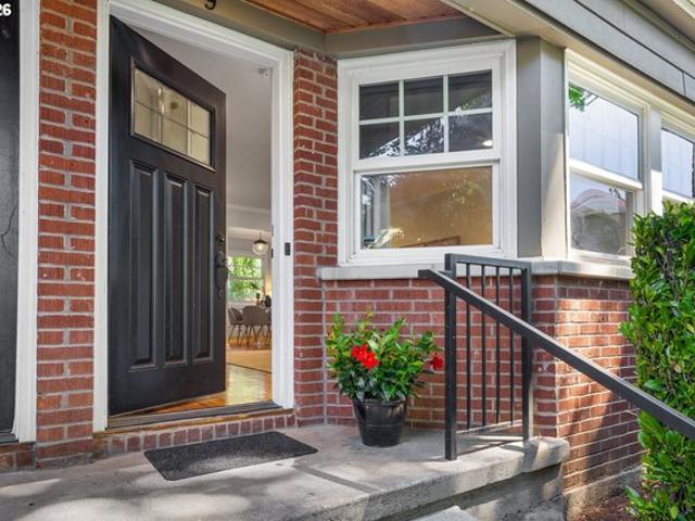2555 NW Savier St Apt 9, Portland, OR 97210