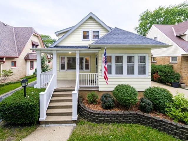2555 N 72nd St, Wauwatosa, WI 53213