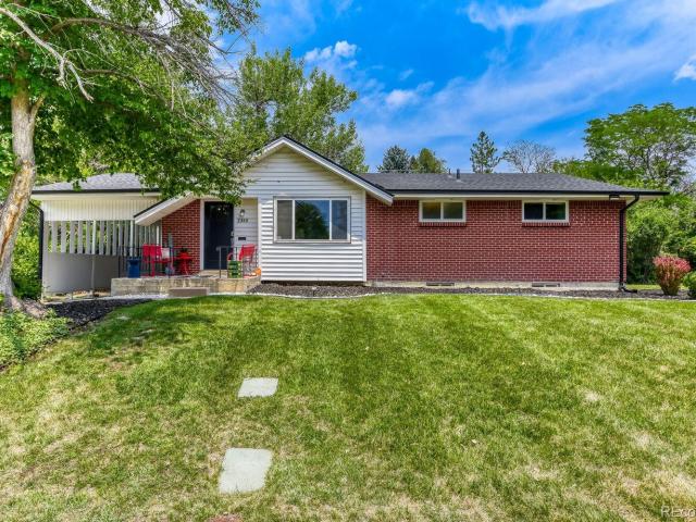 2555 E Maplewood Avenue