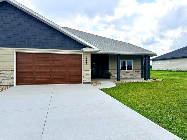 2555 Sutherland Dr, Worthington, MN 56187