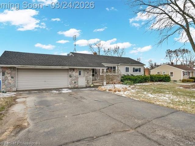 2556 N Williams Lake Rd, Waterford Township, MI 48327