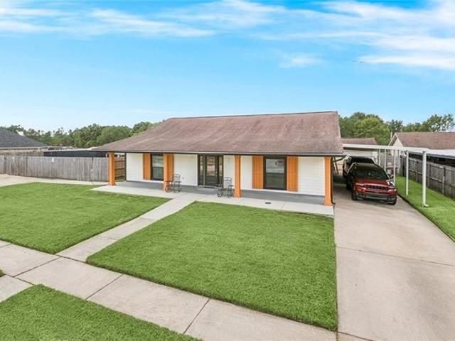 2556 W Friendship Dr, Harvey, LA 70058