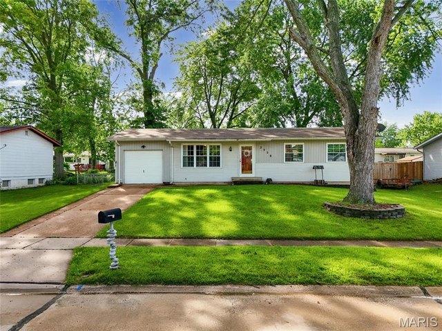 2558 Carousel Ct, Florissant, MO 63031