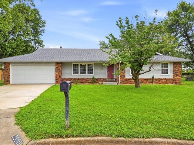2550 S Weller Ave, Springfield, MO 65804