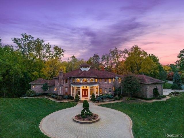255 Camelot Way, Oakland Township, MI 48306