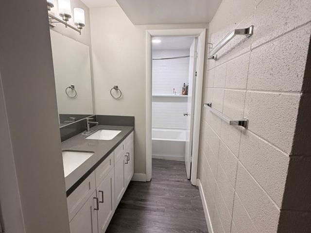 $255 OFF RENT: Great $200 MEN’S Shared Room Contr