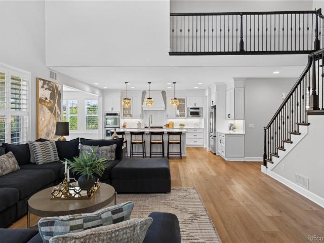 255 Maplehurst Point