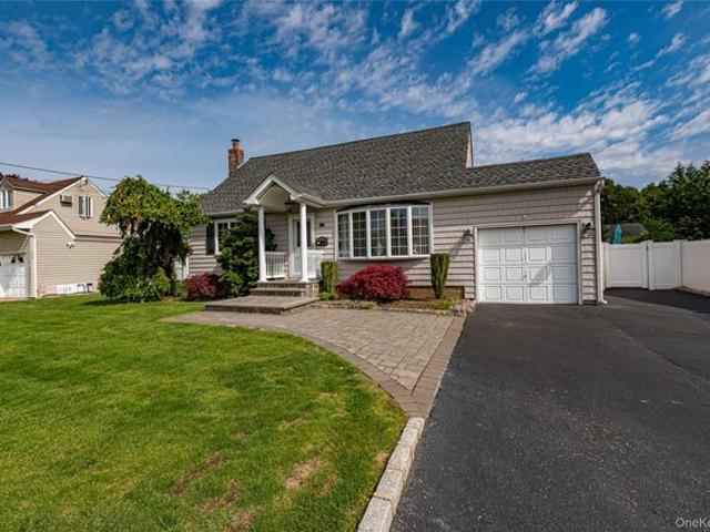 255 N Albany Ave, Massapequa, NY 11758