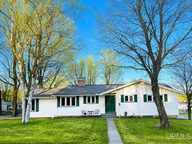 255 S Rose St, Ishpeming, MI 49849