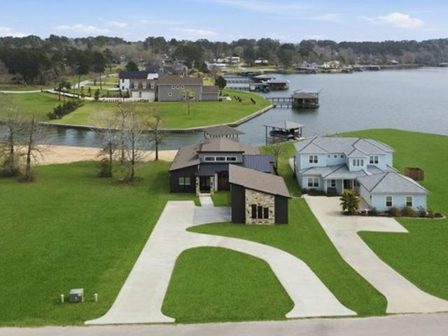 255 Peninsula Dr, Livingston, TX 77351