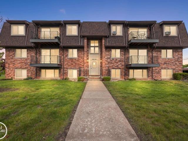 255 Riviera Dr Unit 46, Saint Clair Shores, MI 48080