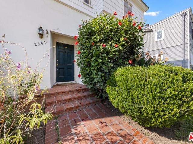 2565 Canyon Dr, Los Angeles, CA 90068 | MLS #26648 | Compass