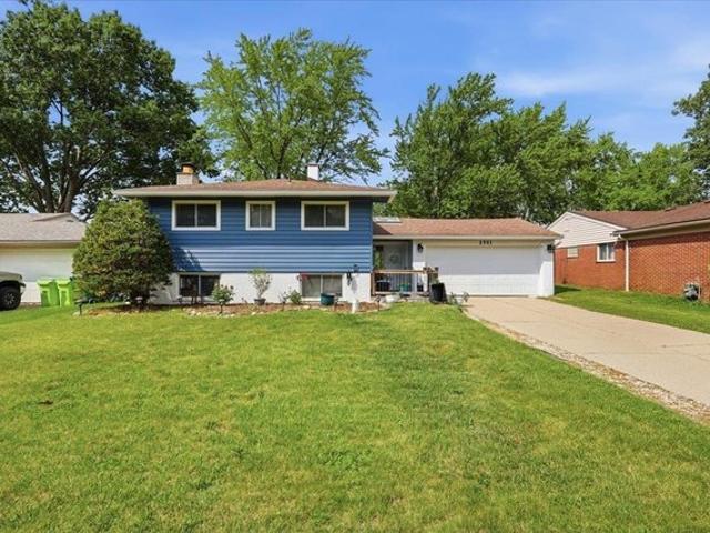 2561 Binghamton Dr, Auburn Hills, MI 48326
