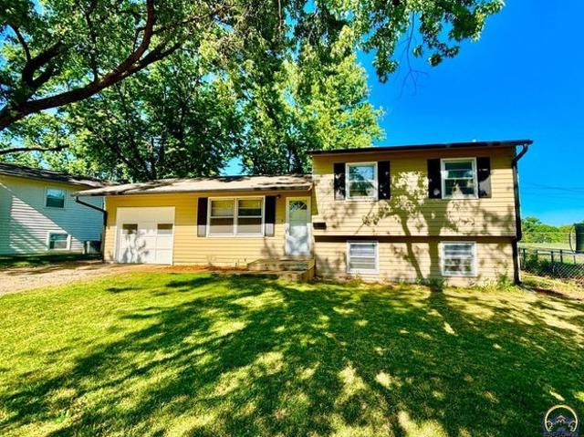 2562 SW Kent St, Topeka, KS 66614