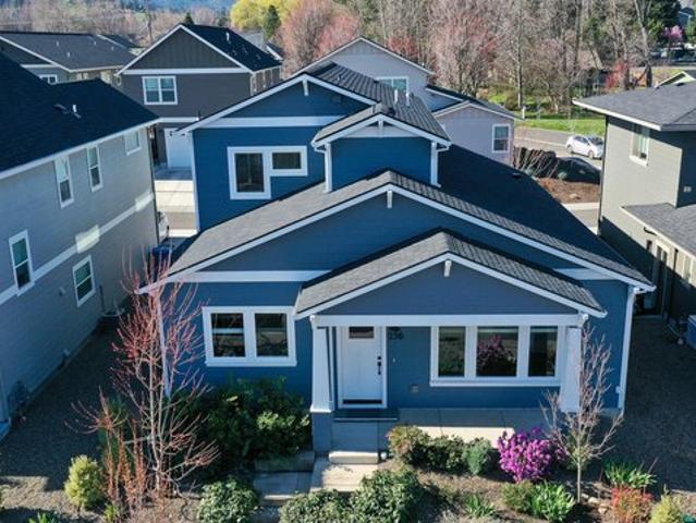 256 Rockfellow Pl, Talent, OR 97540
