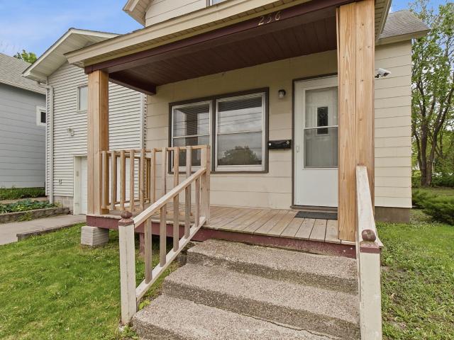 256 Rose Avenue W