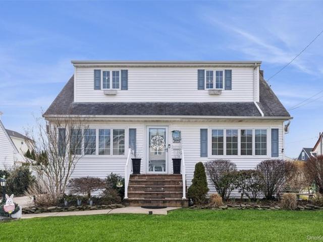 2576 Legion St, Bellmore, NY 11710