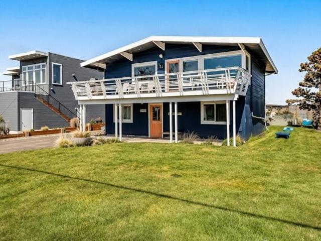 2577 Sunlight Beach Rd, Clinton, WA 98236