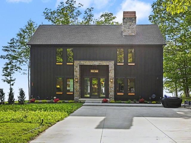 2578 Lakeshore Dr, Fennville, MI 49408