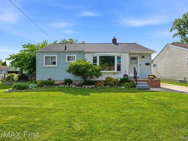 25709 Cubberness St, Saint Clair Shores, MI 48081