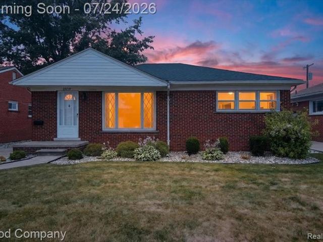 25719 San Rosa Dr, Saint Clair Shores, MI 48081