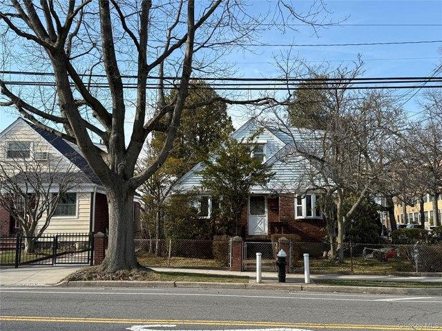 2571 th Ave, Floral Park, NY 11004