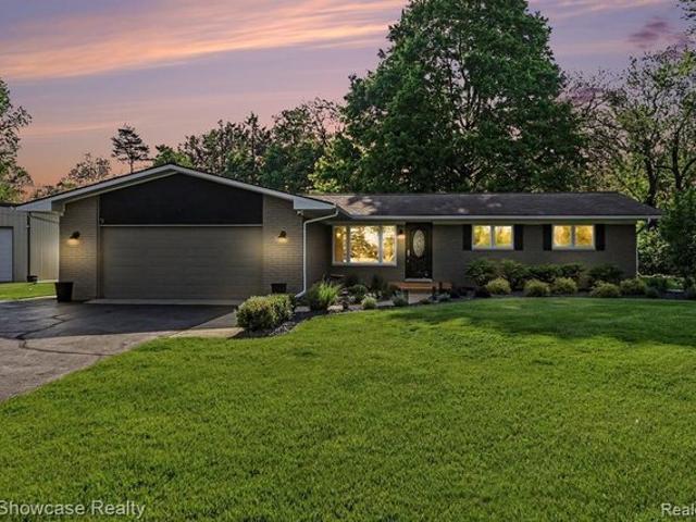 2572 Ridge Rd, White Lake, MI 48383