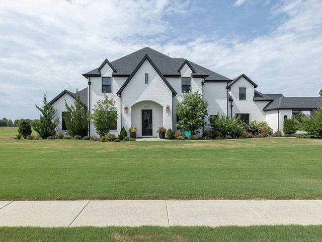 2572 Riverfront Ln, Fayetteville, AR 72703