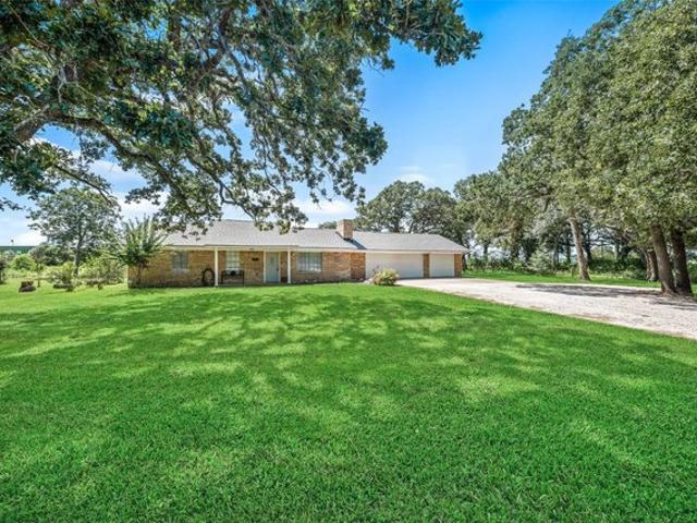 25739 Old Howth Rd, Hempstead, TX 77445