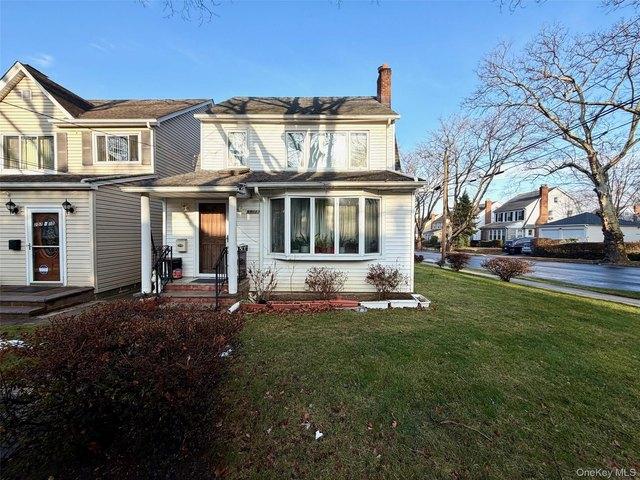 257 17 Pembroke Ave, Great Neck, NY 11020