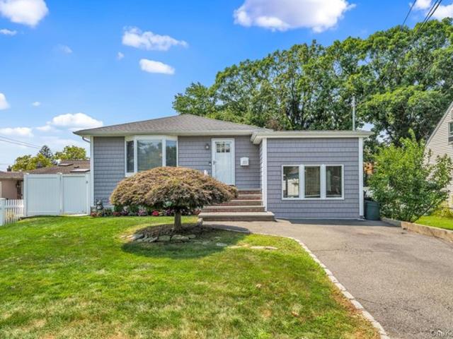 257 N Alleghany Ave, Lindenhurst, NY 11757