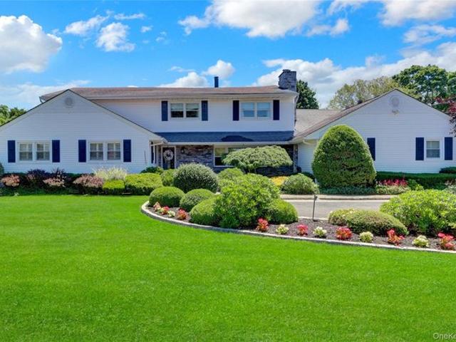 257 Shadybrook Ln, West Islip, NY 11795