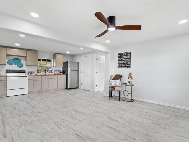 257 W Club Oak Ln