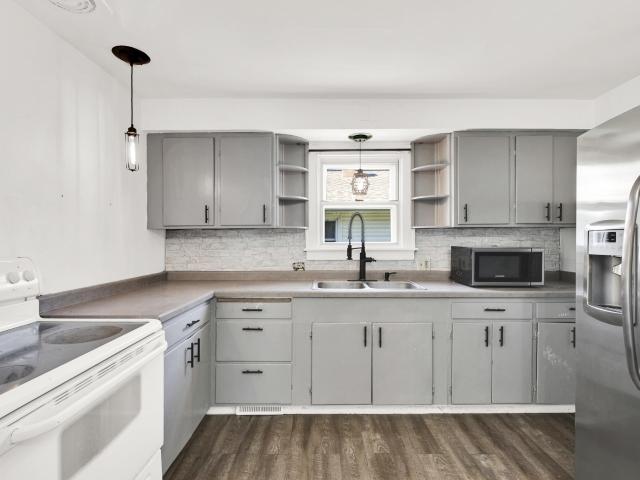 257 W Loos St, Hartford, WI 53027 | MLS #1956 | Compass