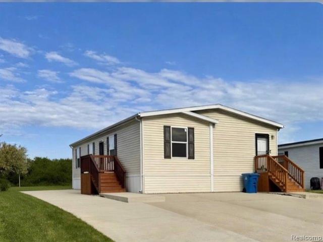25843 Loudon Dr, Brownstown Township, MI 48134