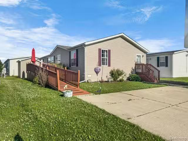 25840 HANOVER DR, FLAT ROCK, MI 48134 Single Family Residence.