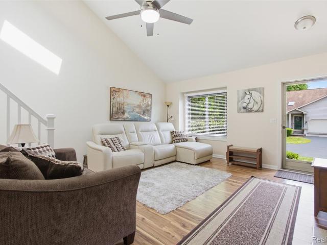 2585 South Commerce Road