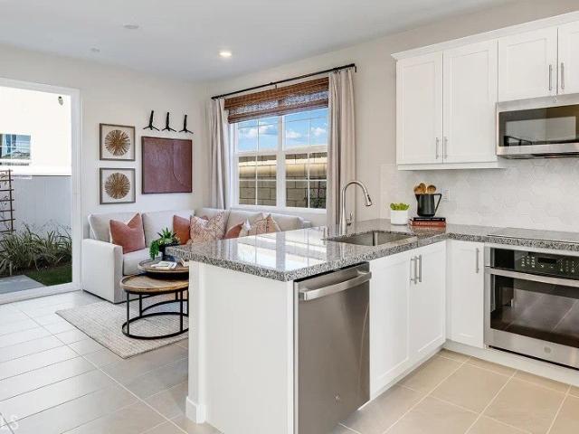 2586 E Lincoln Paseo