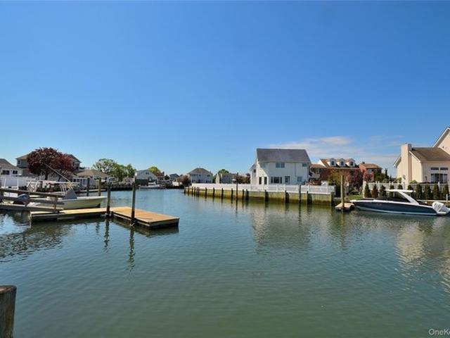 2586 Riverside Dr, Wantagh, NY 11793
