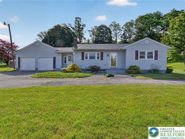 2587 E Scenic Dr, Moore Township, PA 18014